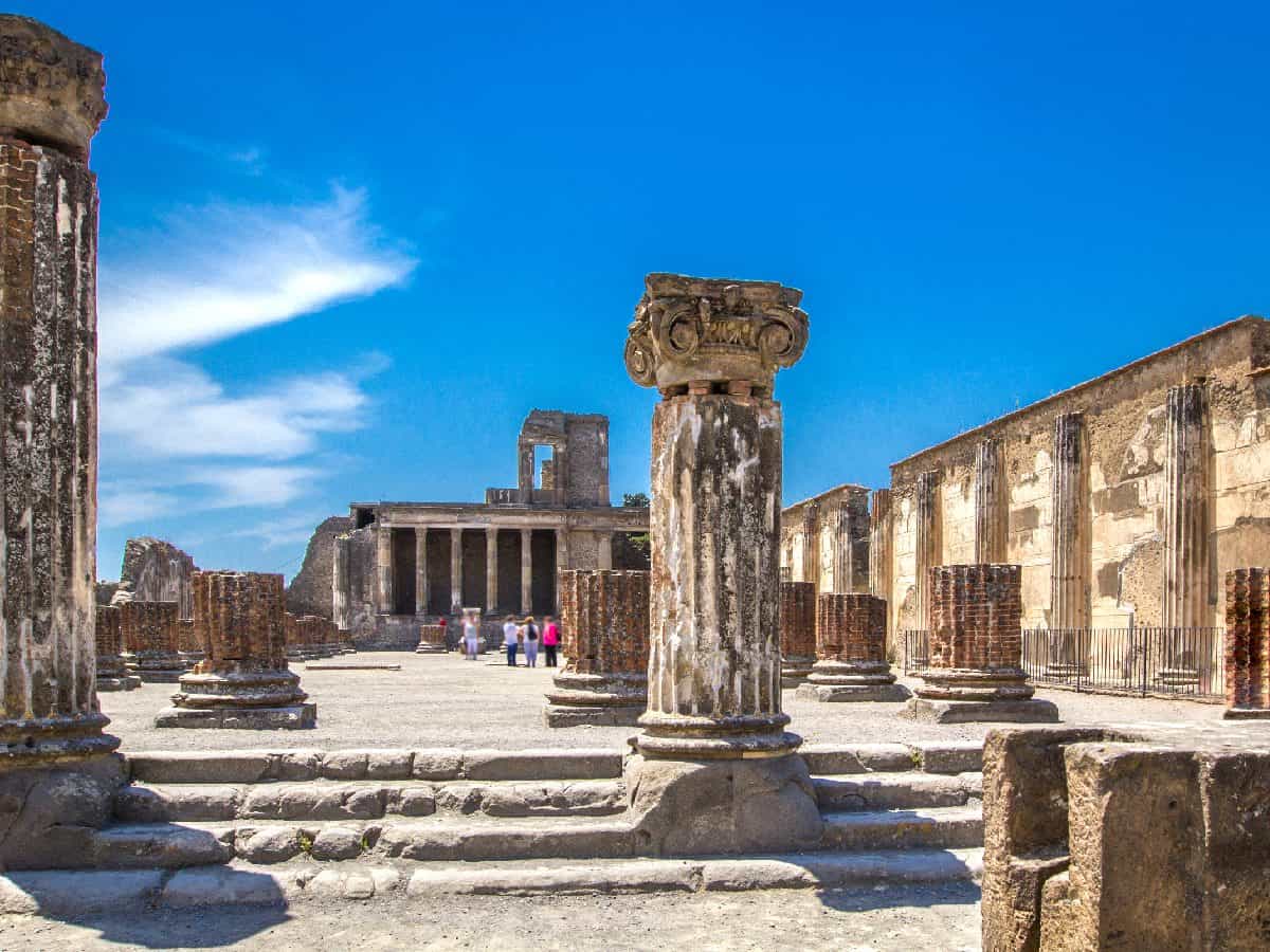 Day Trips from Rome to Pompeii - Dark Rome